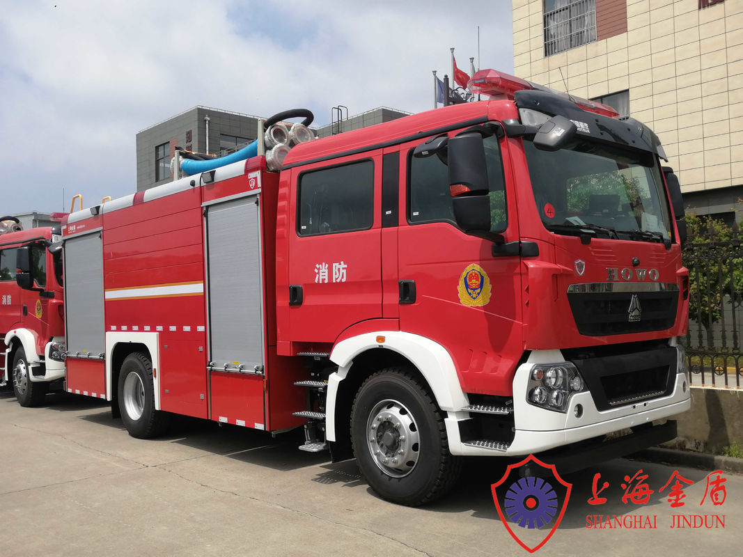 Competitive Double Cabin Six Seats 213 KW Foam Fire Truck with 8000L Tank