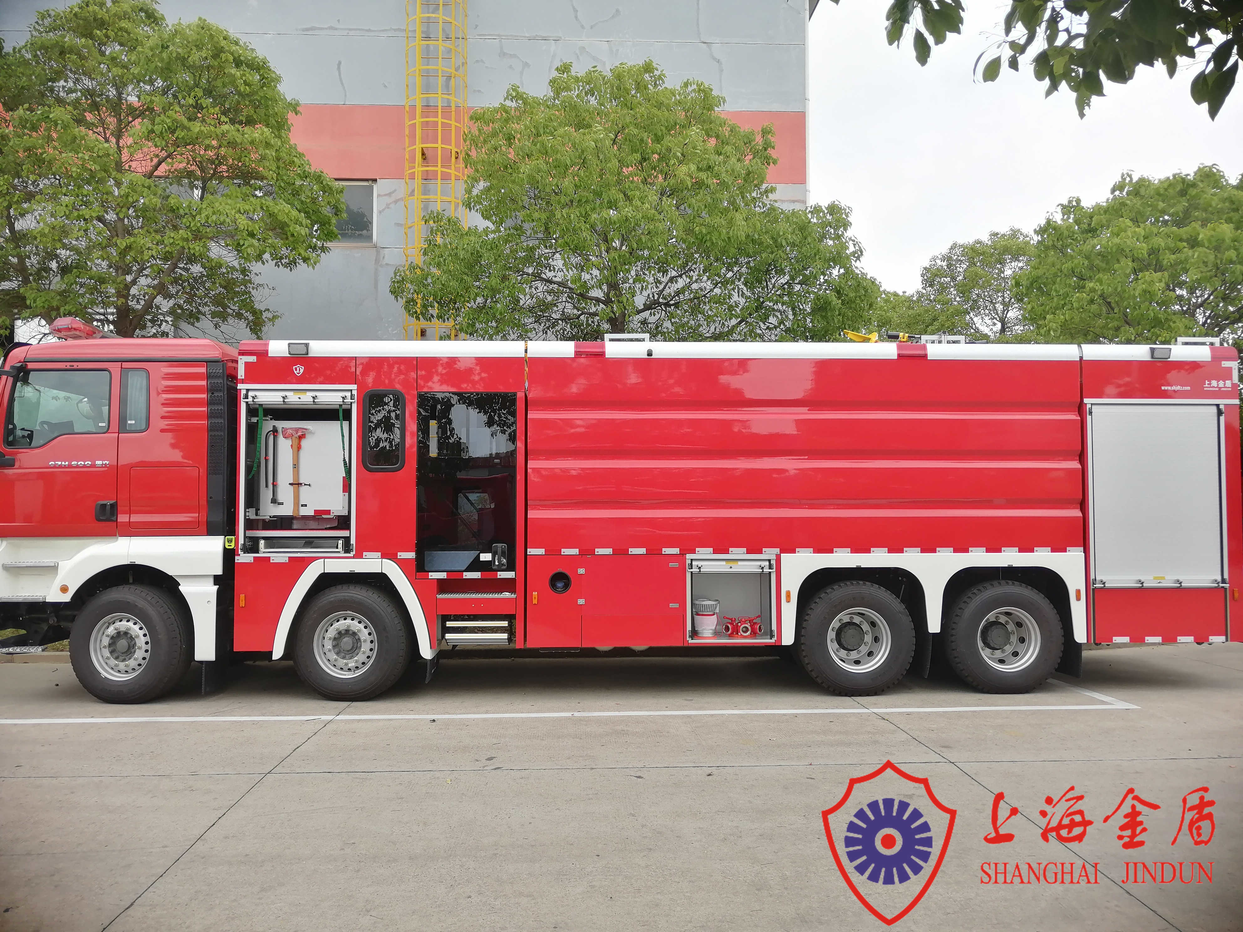 Heavy Duty 8x4 Drive Foam Tanker Fire Truck With Separete Crew Room Six ...