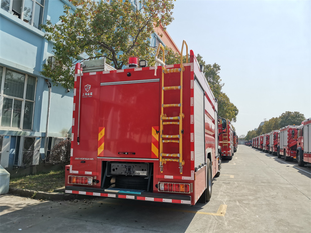 8000L Foam Fire Truck With 4600mm Wheel Base And 55m Shoot Range